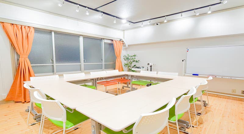 新大阪6分☘️12名＋3名利用可🆗天井高2.6ｍの開放感✨全設備無料｜光回線｜ホワイトボード｜