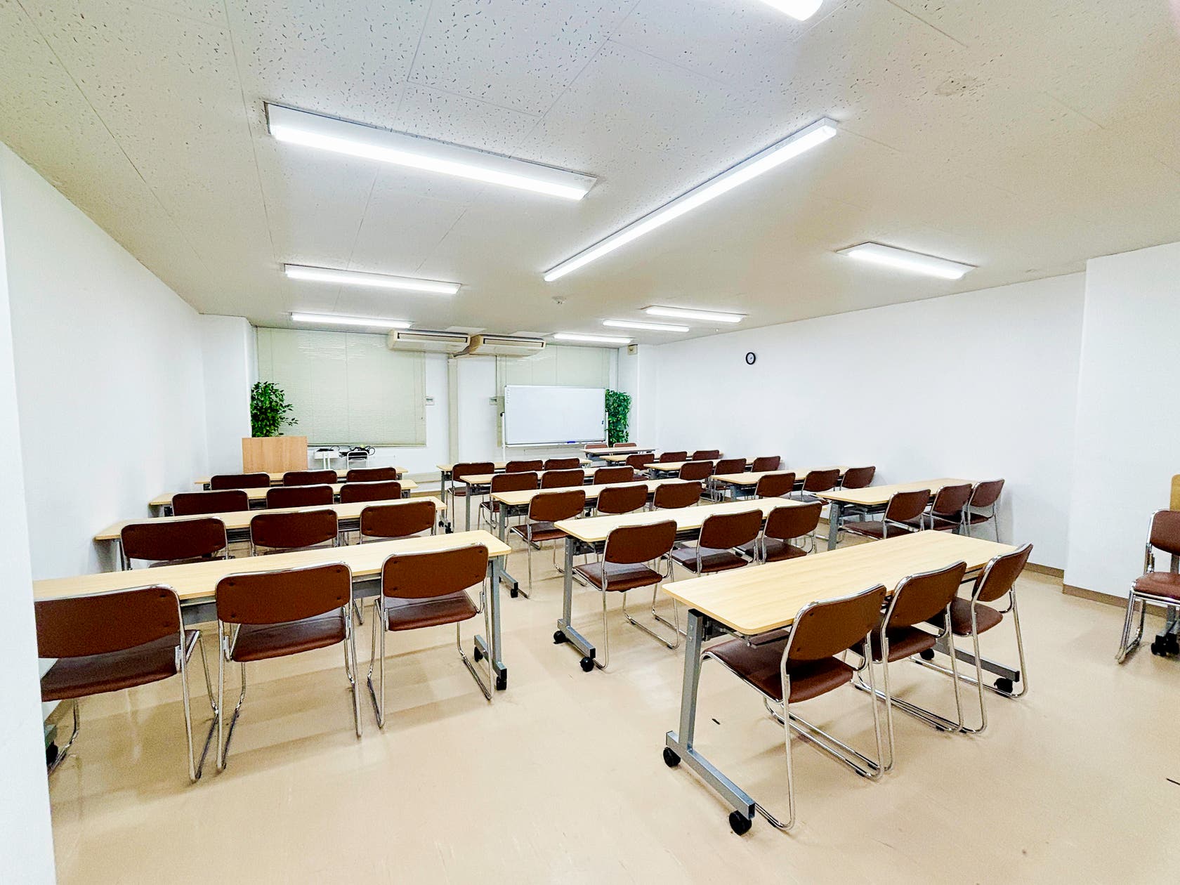 新大阪4分☘️講義40名・席のみ50名可｜土足利用｜全設備無料｜高速WiFi・プロジェクター・ホワイトボードの写真13