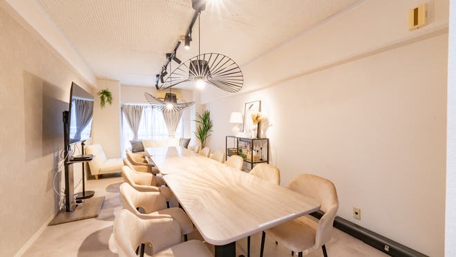 新大阪6分☘️12名+3名利用可🆗全設備無料|高速Wi-Fi|ホワイトボード|65型スマートTV|ホワイトボードの写真4