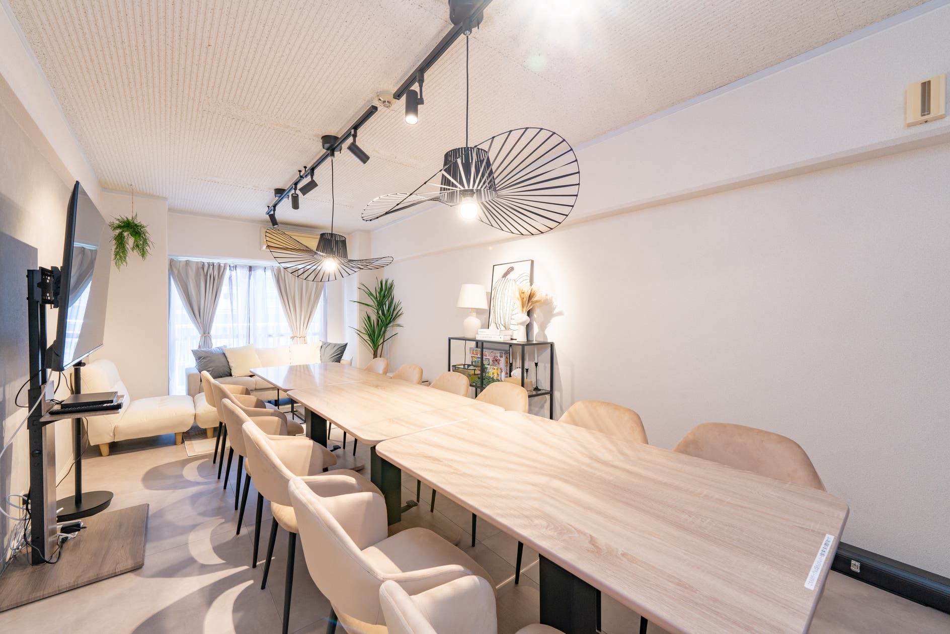 新大阪6分☘️12名＋3名利用可🆗全設備無料｜高速Wi-Fi｜ホワイトボード｜65型スマートTV｜ホワイトボードの写真5