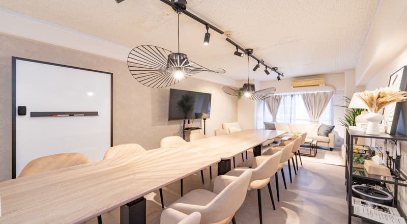 新大阪6分☘️12名＋3名利用可🆗全設備無料｜高速Wi-Fi｜ホワイトボード｜65型スマートTV｜ホワイトボード