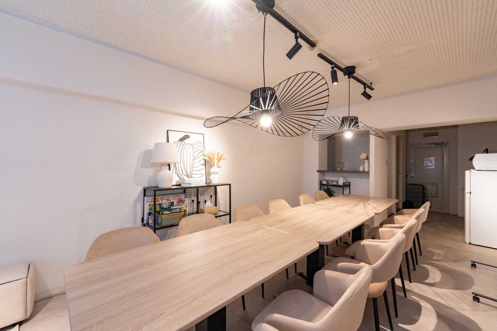 新大阪6分☘️12名＋3名利用可🆗全設備無料｜高速Wi-Fi｜ホワイトボード｜65型スマートTV｜ホワイトボードの写真8