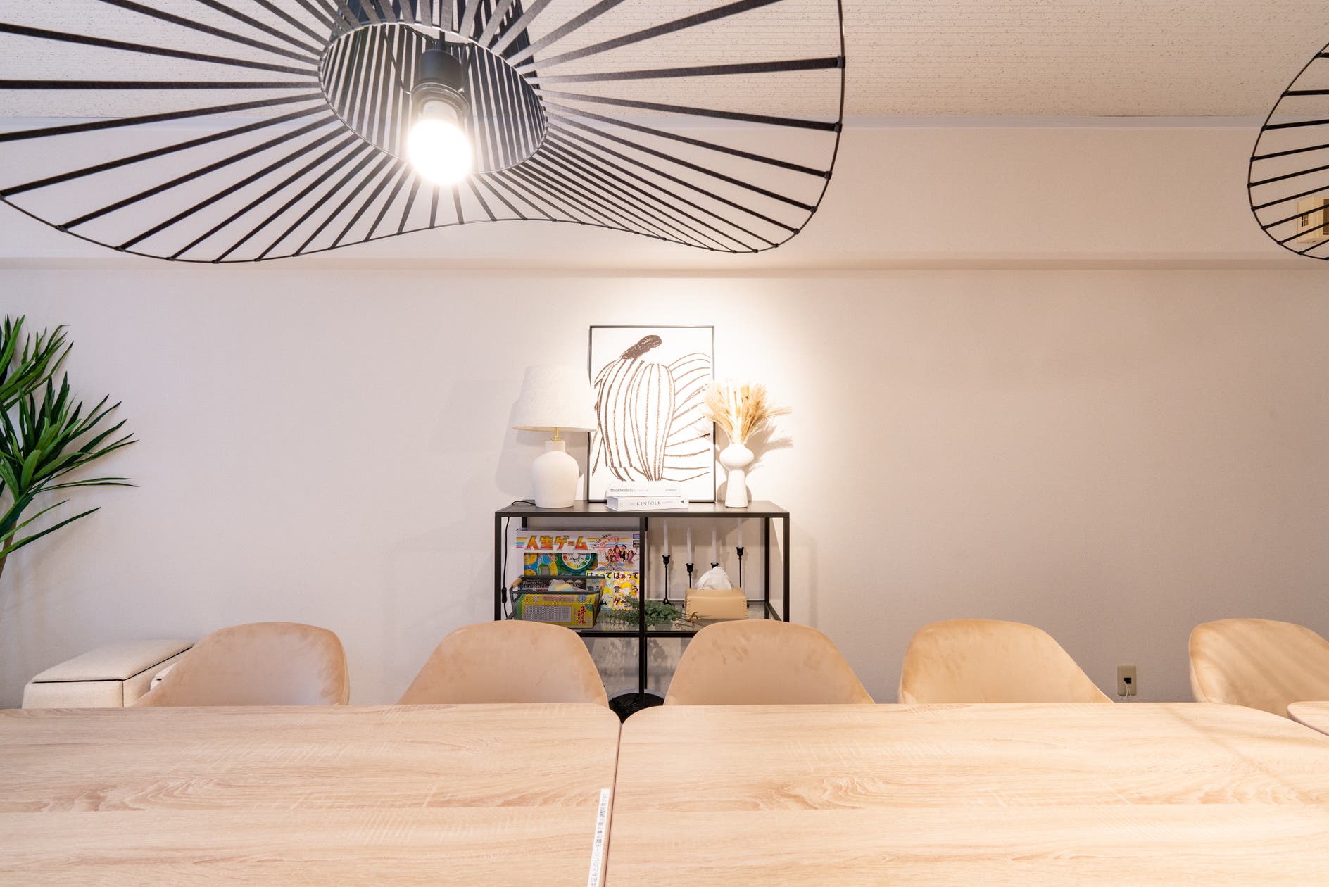 新大阪6分☘️12名＋3名利用可🆗全設備無料｜高速Wi-Fi｜ホワイトボード｜65型スマートTV｜ホワイトボードの写真9