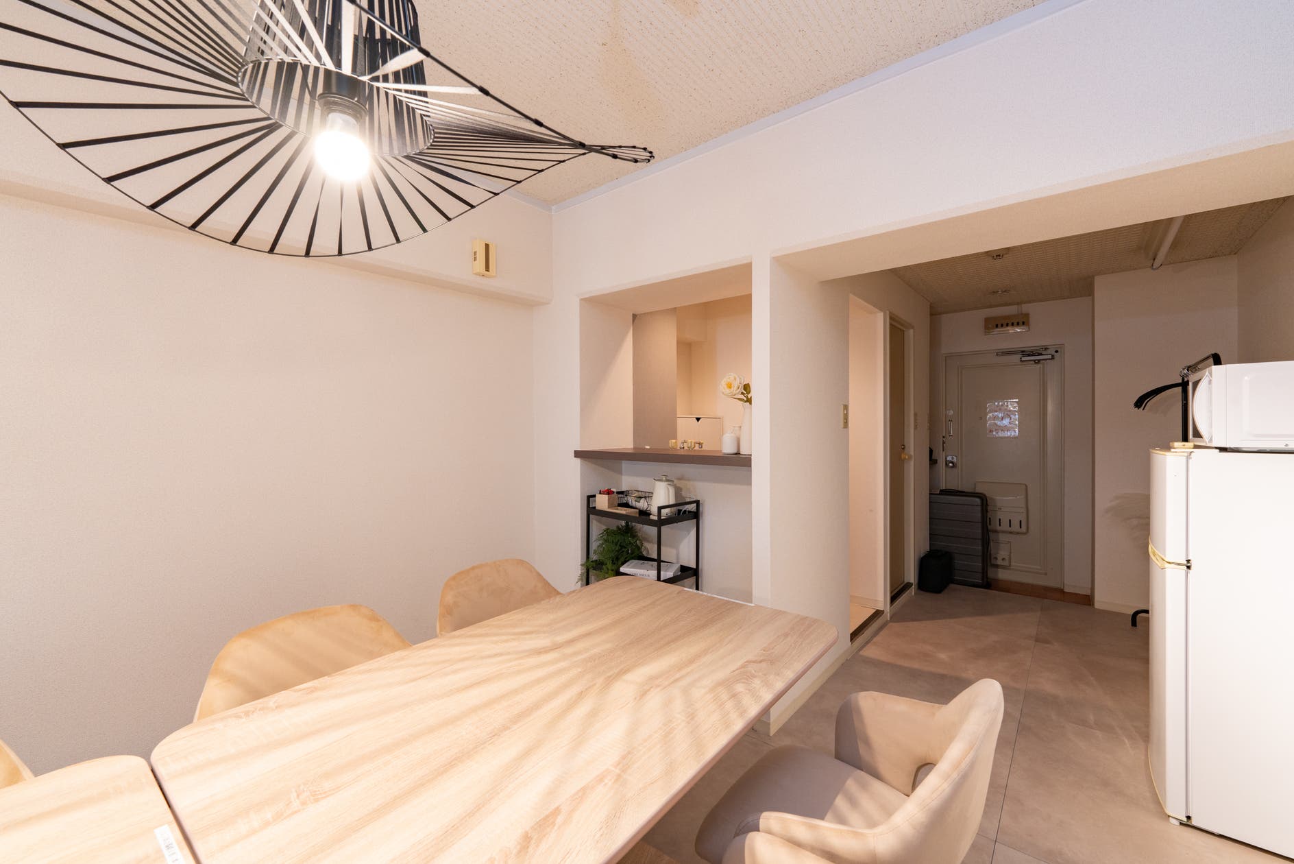 新大阪6分☘️12名＋3名利用可🆗全設備無料｜高速Wi-Fi｜ホワイトボード｜65型スマートTV｜ホワイトボードの写真10