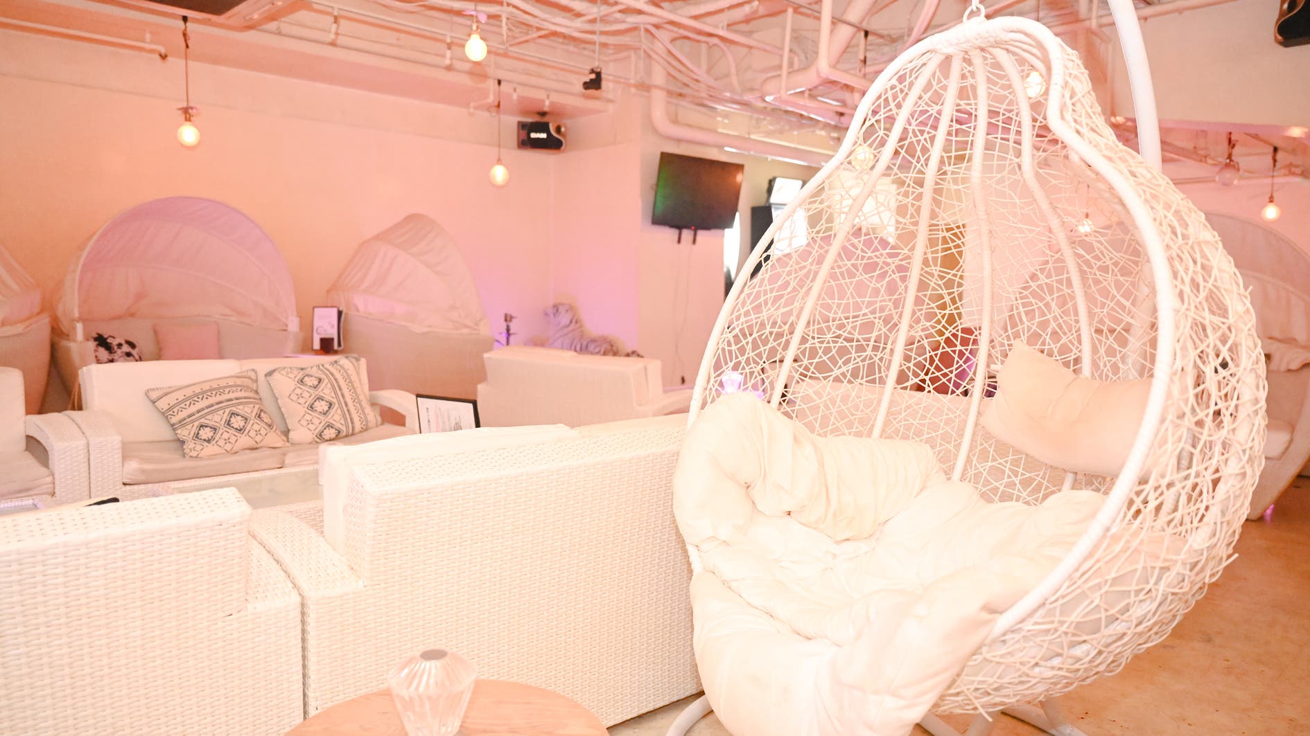 【渋谷⭐️徒歩5分のオシャレシーシャバー♪】インスタ映えな店内☆忘年会,新年会,サークル,合コンの写真1