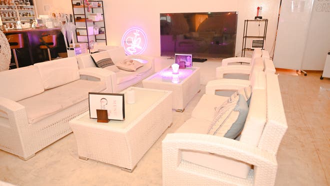 【渋谷⭐️徒歩5分のオシャレシーシャバー♪】インスタ映えな店内☆忘年会,新年会,サークル,合コンの写真2