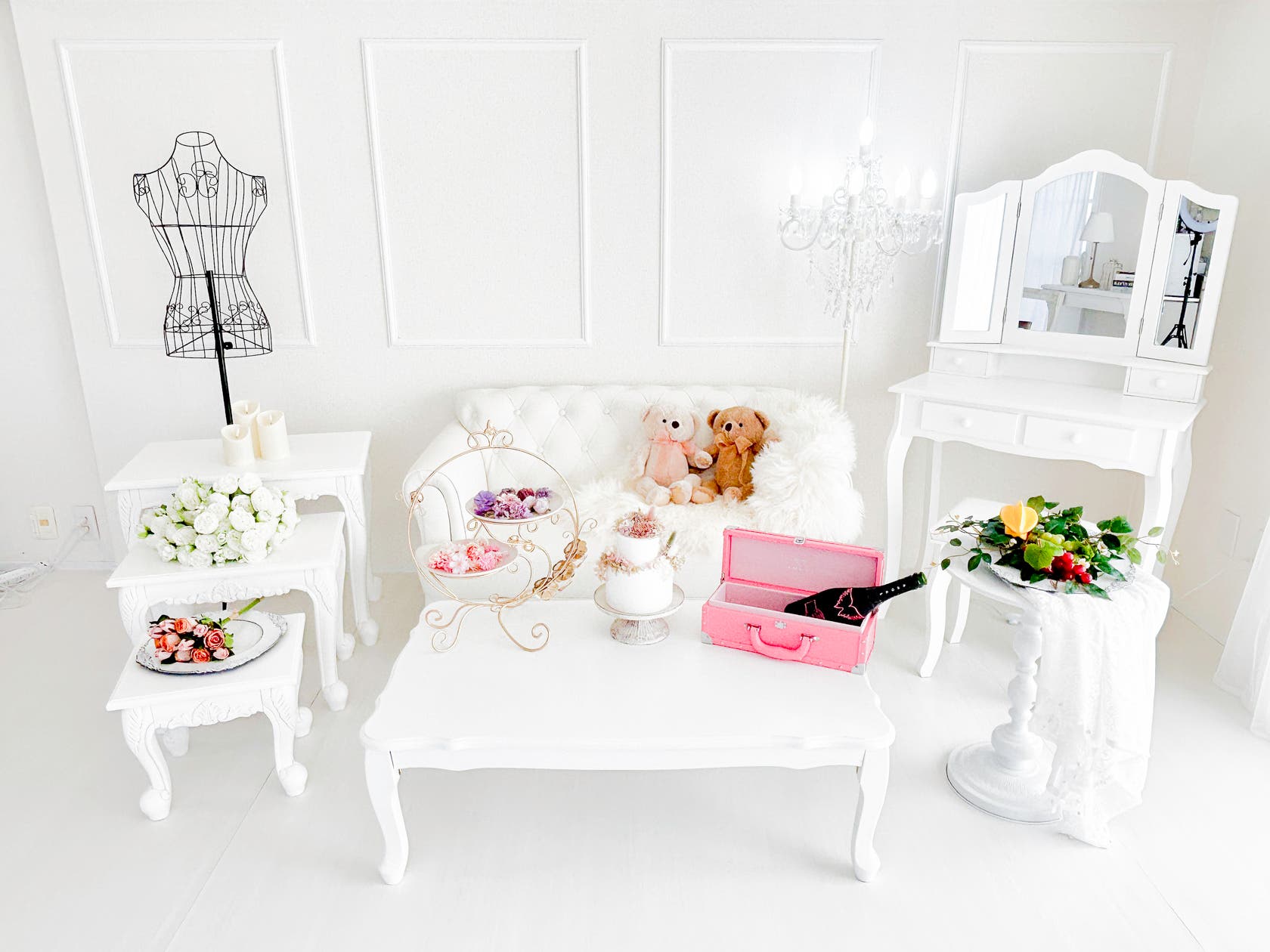 【白＋モール壁ブース】装飾用白壁、モール額縁の画像1