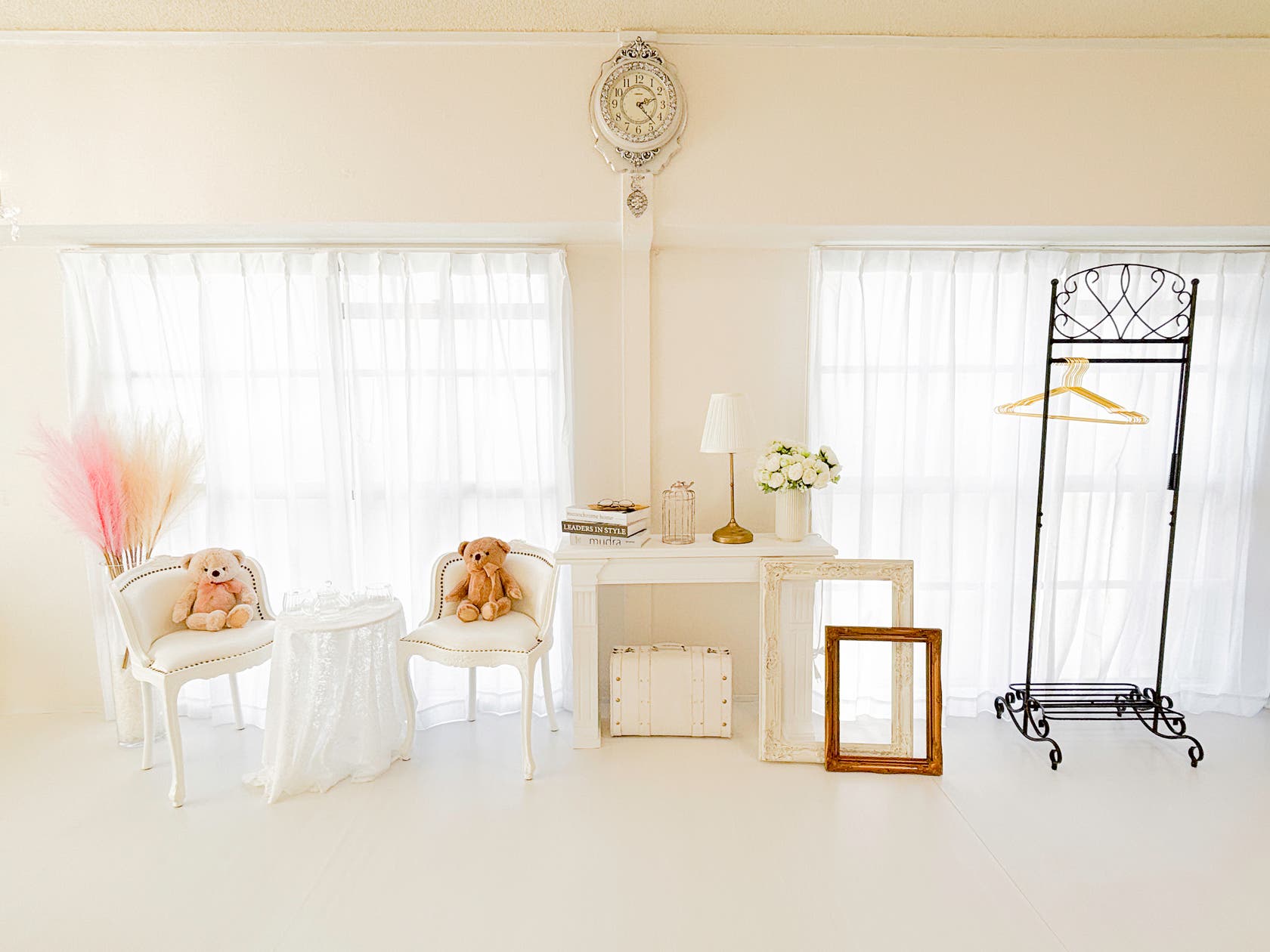 【自然光＋窓辺ブース】格子窓、レースカーテン、西側窓2箇所の画像1