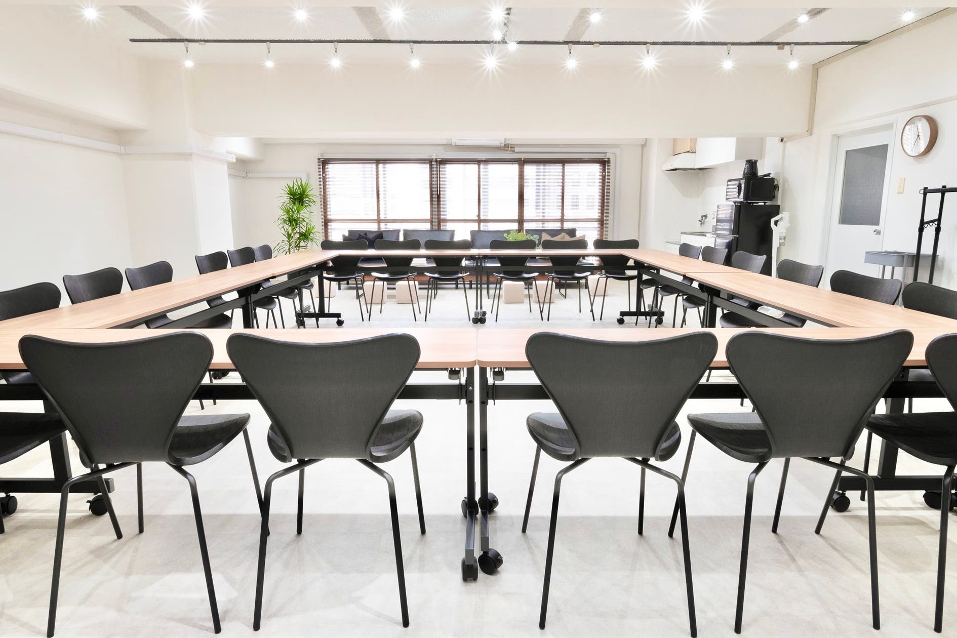 スペモ✨️【新大阪駅４分】最大40名/超高速NURO光/プロジェクター/マイク/モニタ/持込飲食🍴666_SMILE会議室新大阪の写真12