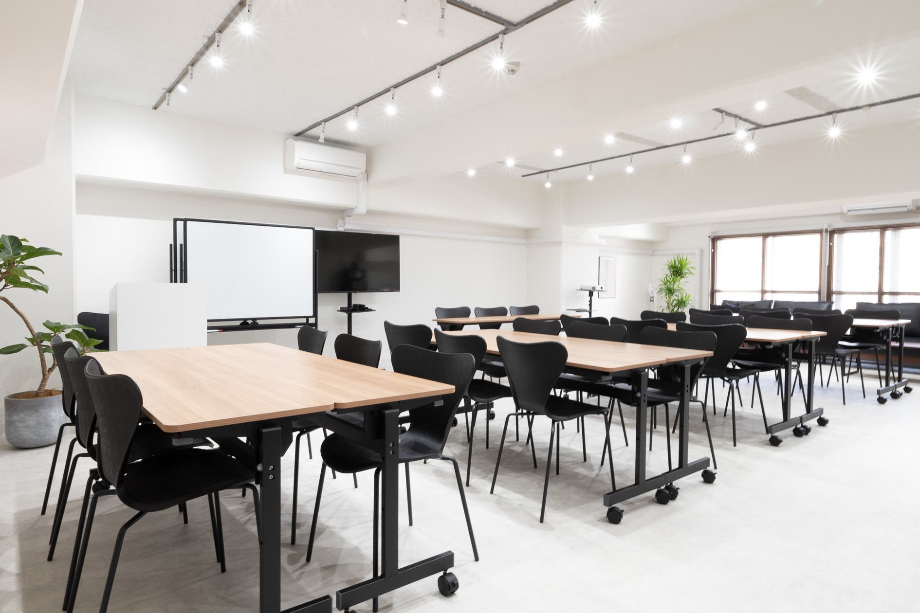 スペモ✨️【新大阪駅４分】最大40名/超高速NURO光/プロジェクター/マイク/モニタ/持込飲食🍴666_SMILE会議室新大阪の写真9