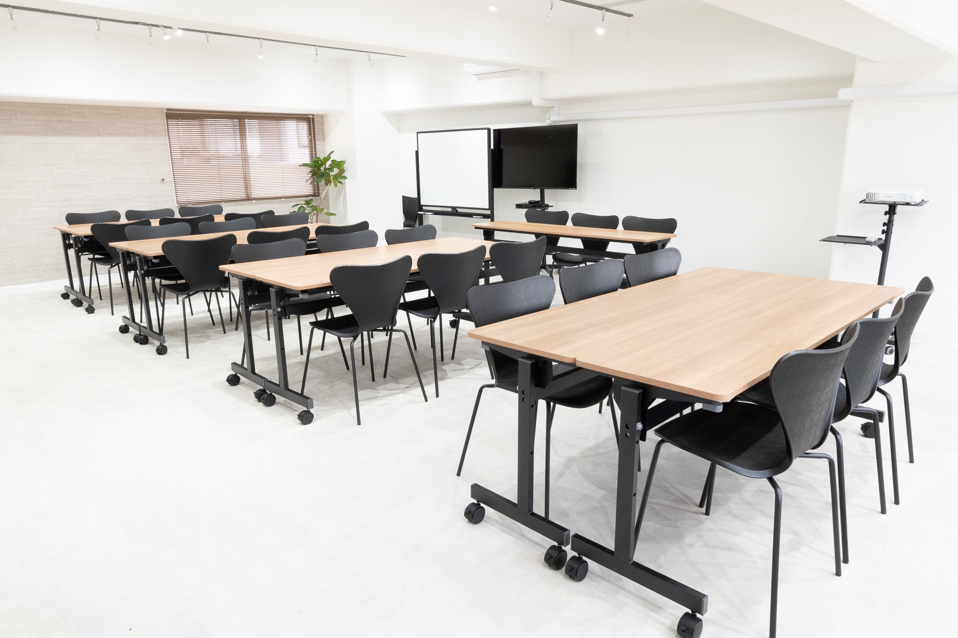 スペモ✨️【新大阪駅４分】最大40名/超高速NURO光/プロジェクター/マイク/モニタ/持込飲食🍴666_SMILE会議室新大阪の写真11