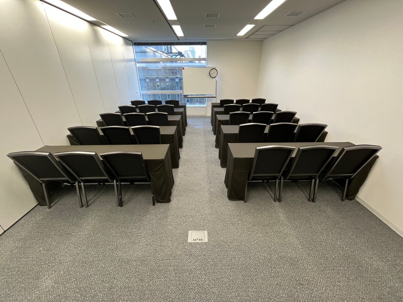 【TKP新橋汐留カンファレンスセンター】ミーティングルーム8Cの写真1