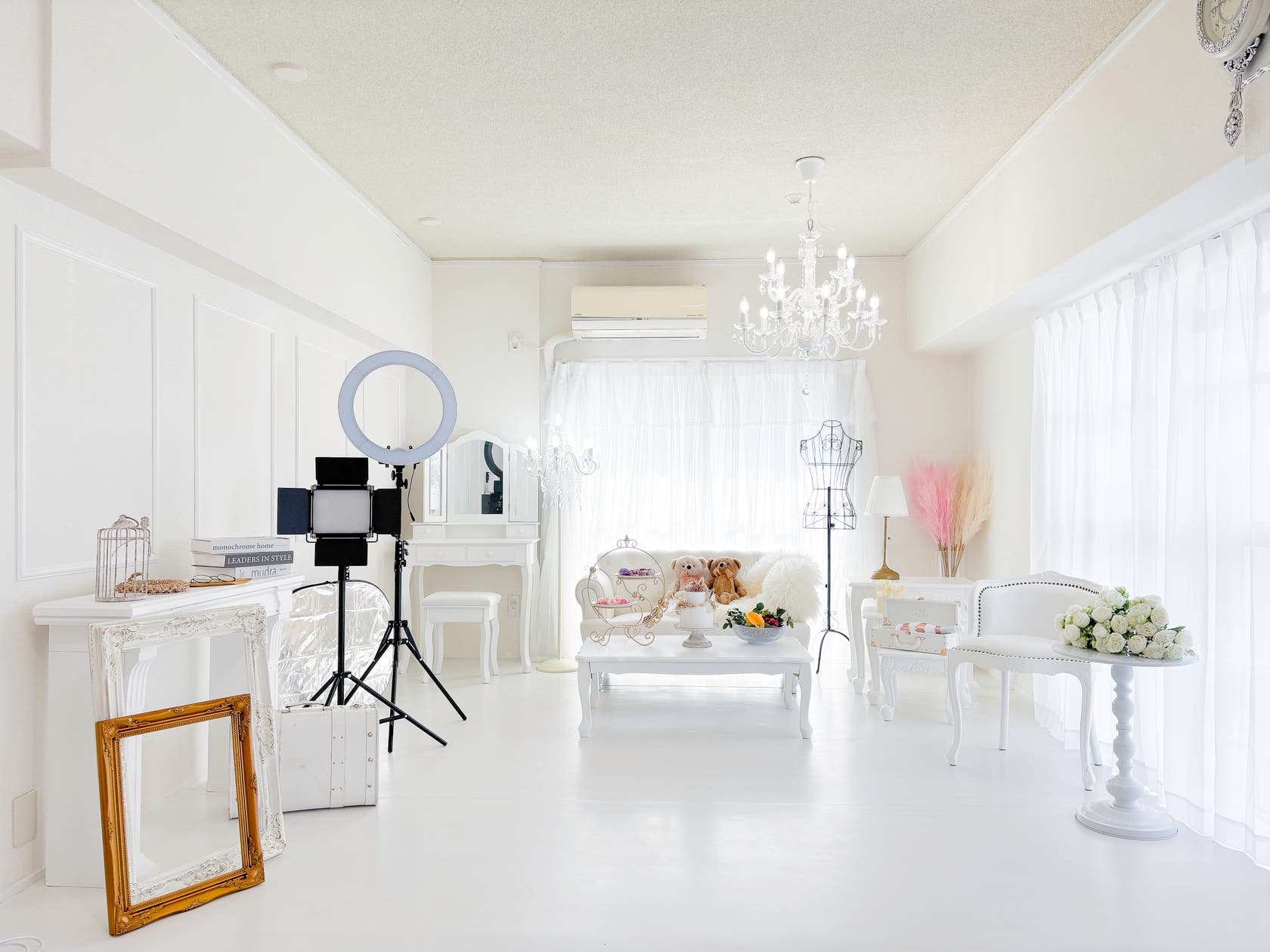 【姫撮影＋祭壇ブース】シャンデリア🕯️姫カーテン、南側窓1箇所の画像1