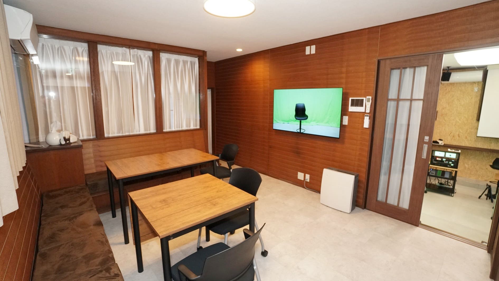 【カフェ併設のレンタル撮影スタジオ】クロマキー常設、スタジオまで車寄せOK！・バイク撮影可！の写真4