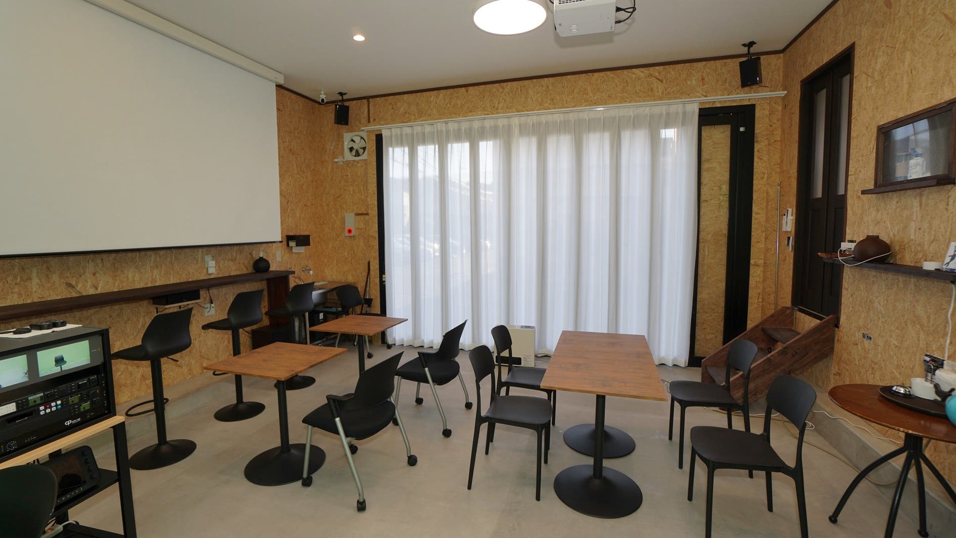 【カフェ併設のレンタル撮影スタジオ】クロマキー常設、スタジオまで車寄せOK！・バイク撮影可！の写真5