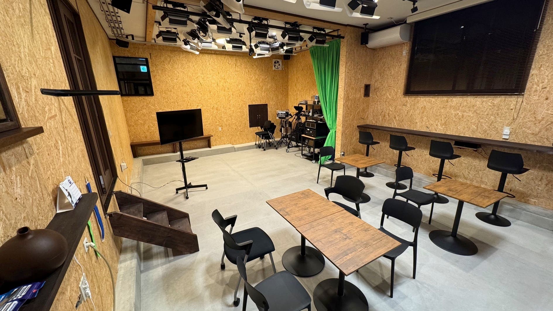 【カフェ併設のレンタル撮影スタジオ】クロマキー常設、スタジオまで車寄せOK！・バイク撮影可！の写真6