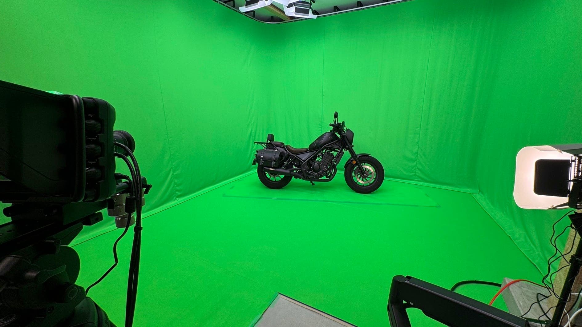 【カフェ併設のレンタル撮影スタジオ】クロマキー常設、スタジオまで車寄せOK！・バイク撮影可！の写真8