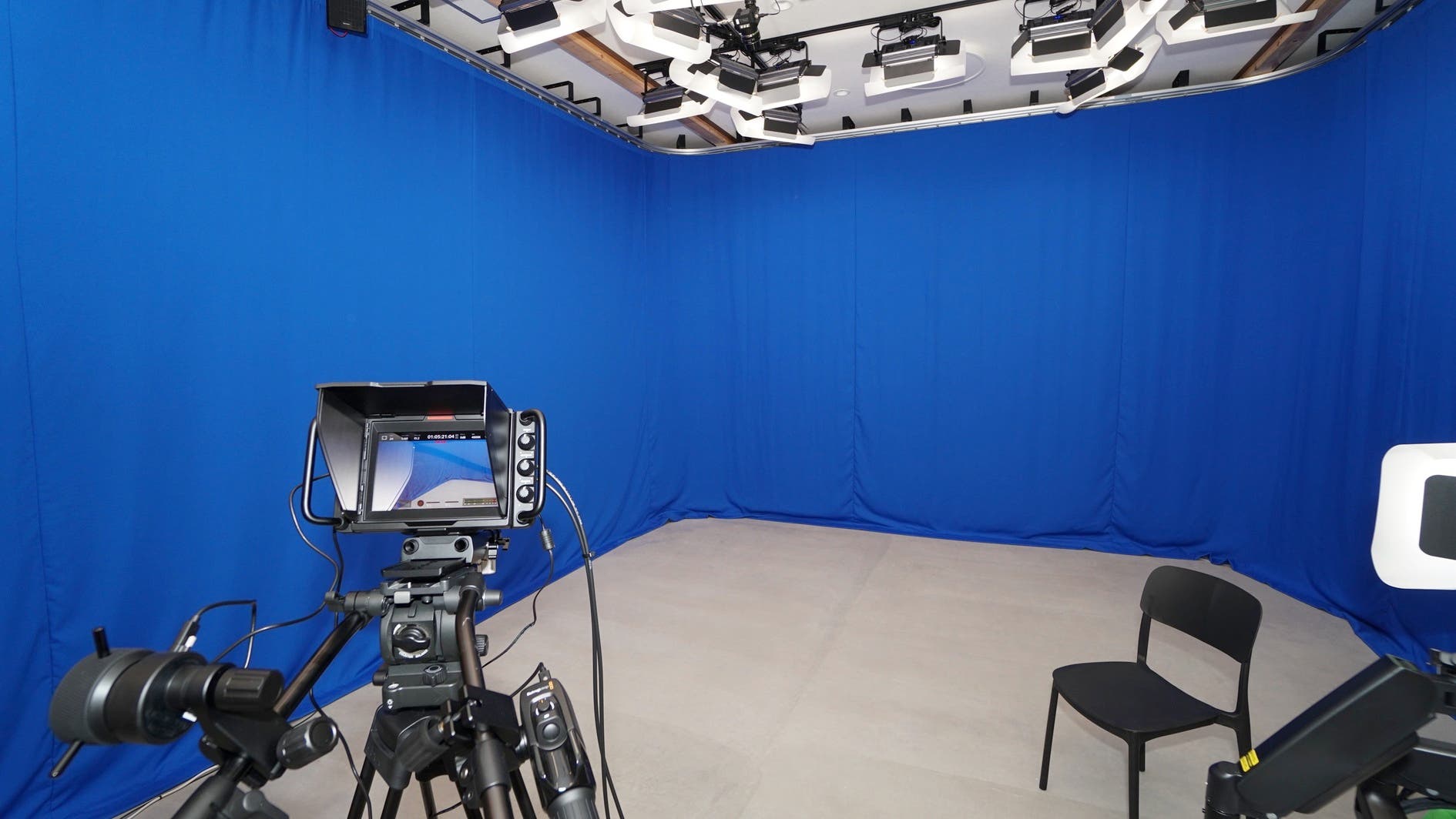 【カフェ併設のレンタル撮影スタジオ】クロマキー常設、スタジオまで車寄せOK！・バイク撮影可！の写真9