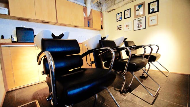 三軒茶屋駅から徒歩5分の美容室 路面店で一階になりますので階段などは御座いませんの写真3