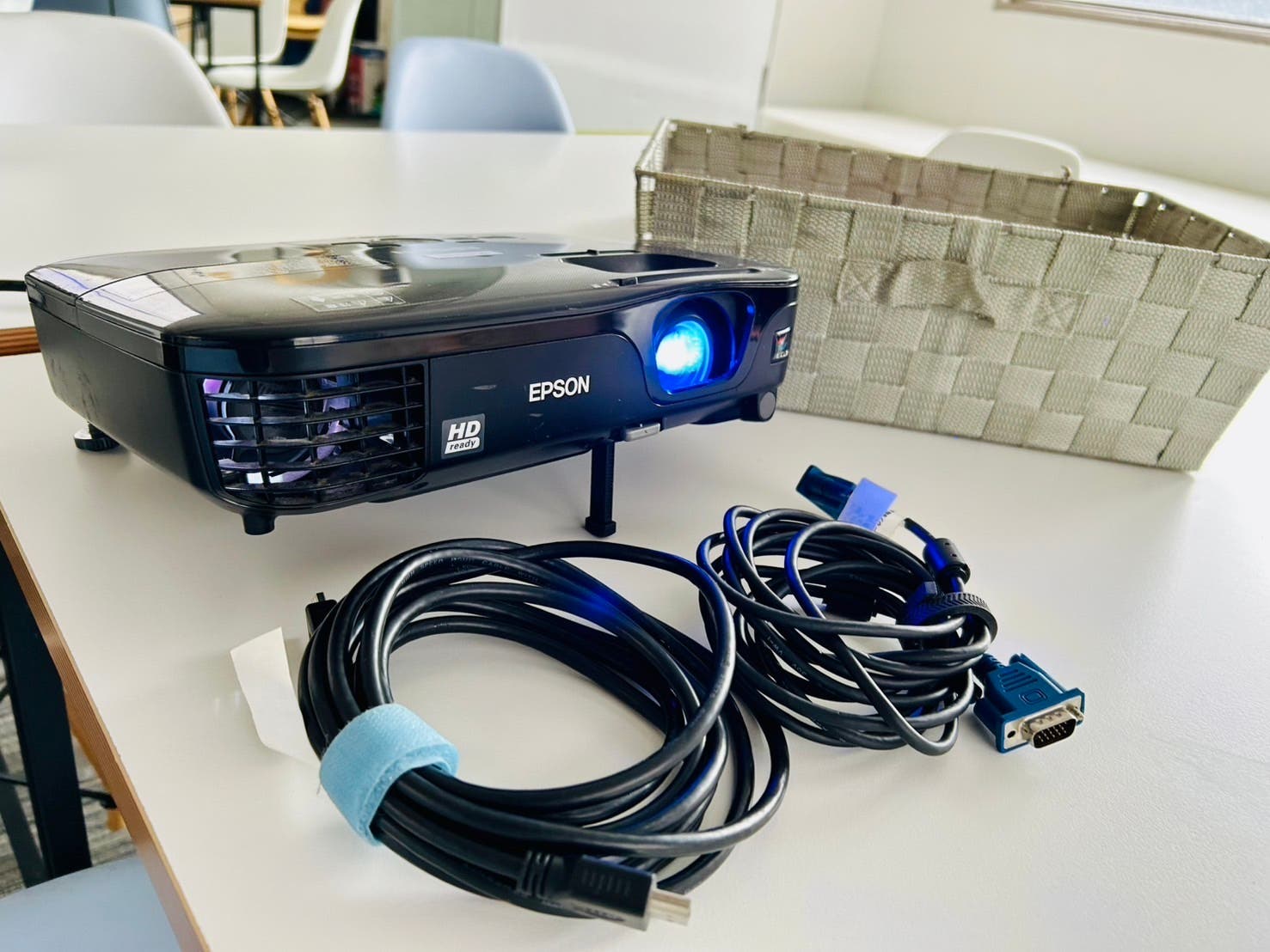 EPSON製プロジェクター＆スクリーンロールの画像1