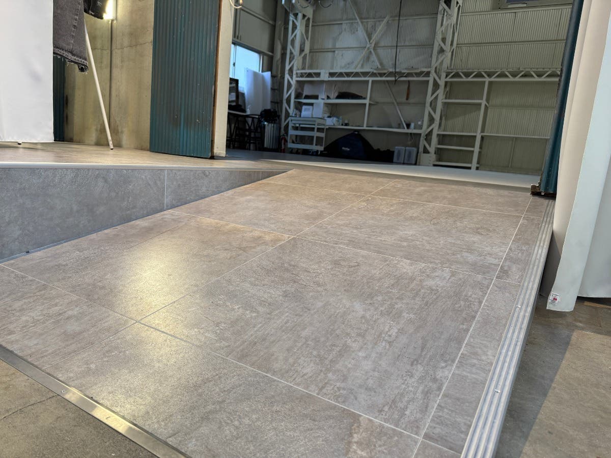 大人数の撮影も◎広い白ホリゾントがある撮影スタジオ｜メイクスペース・フィッティングルーム完備の写真5