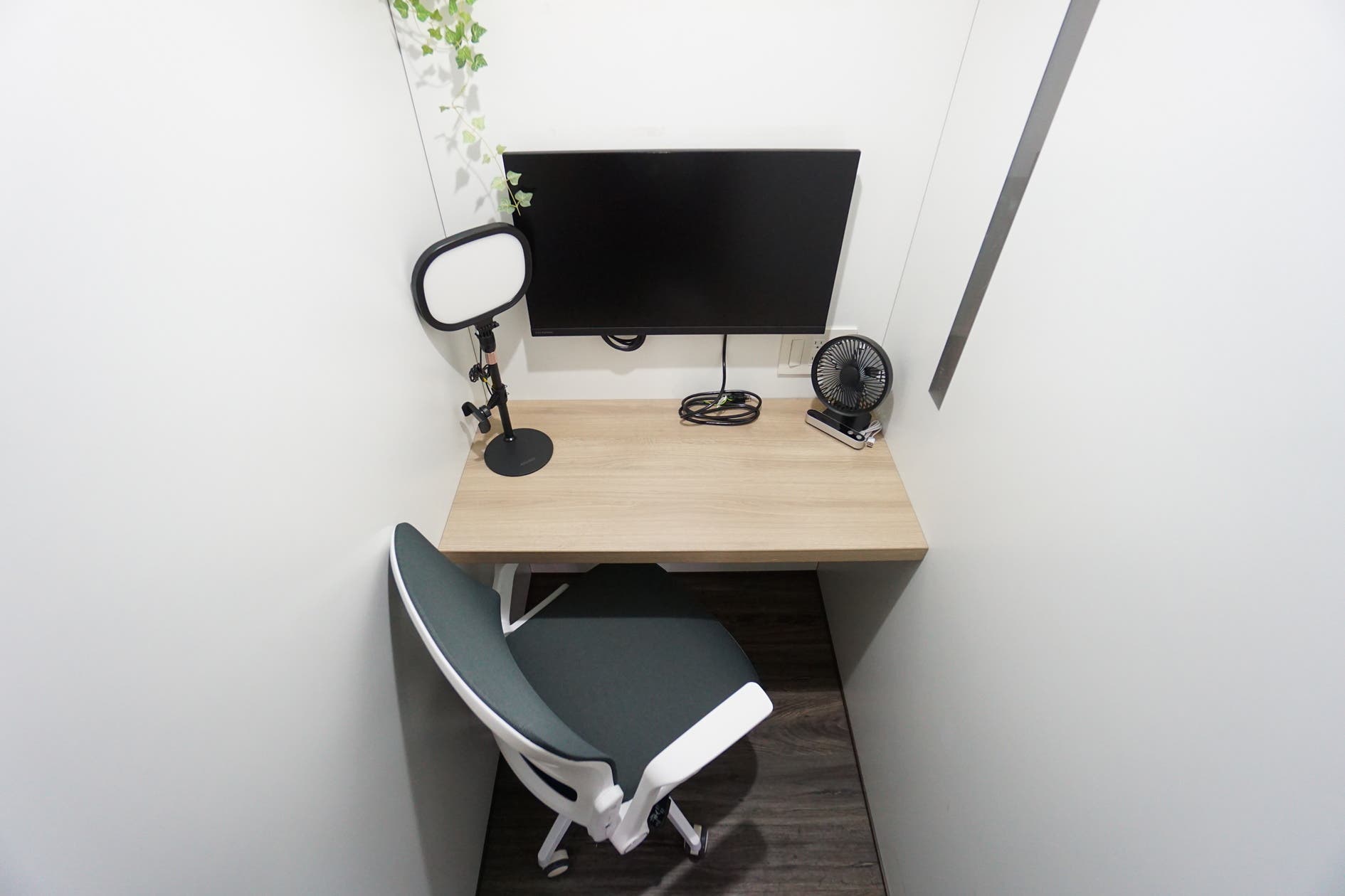 ＜ワークブース烏丸駅前No.2＞烏丸駅徒歩4分✨完全個室📶モニター🖥️電源🔌テレワーク/面接/自習/作業の写真3