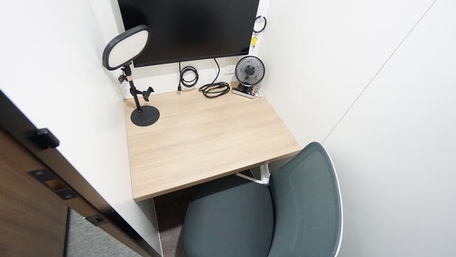 <ワークブース烏丸駅前No.3>烏丸駅徒歩4分✨完全個室📶モニター🖥️電源🔌テレワーク/面接/自習/作業の写真2