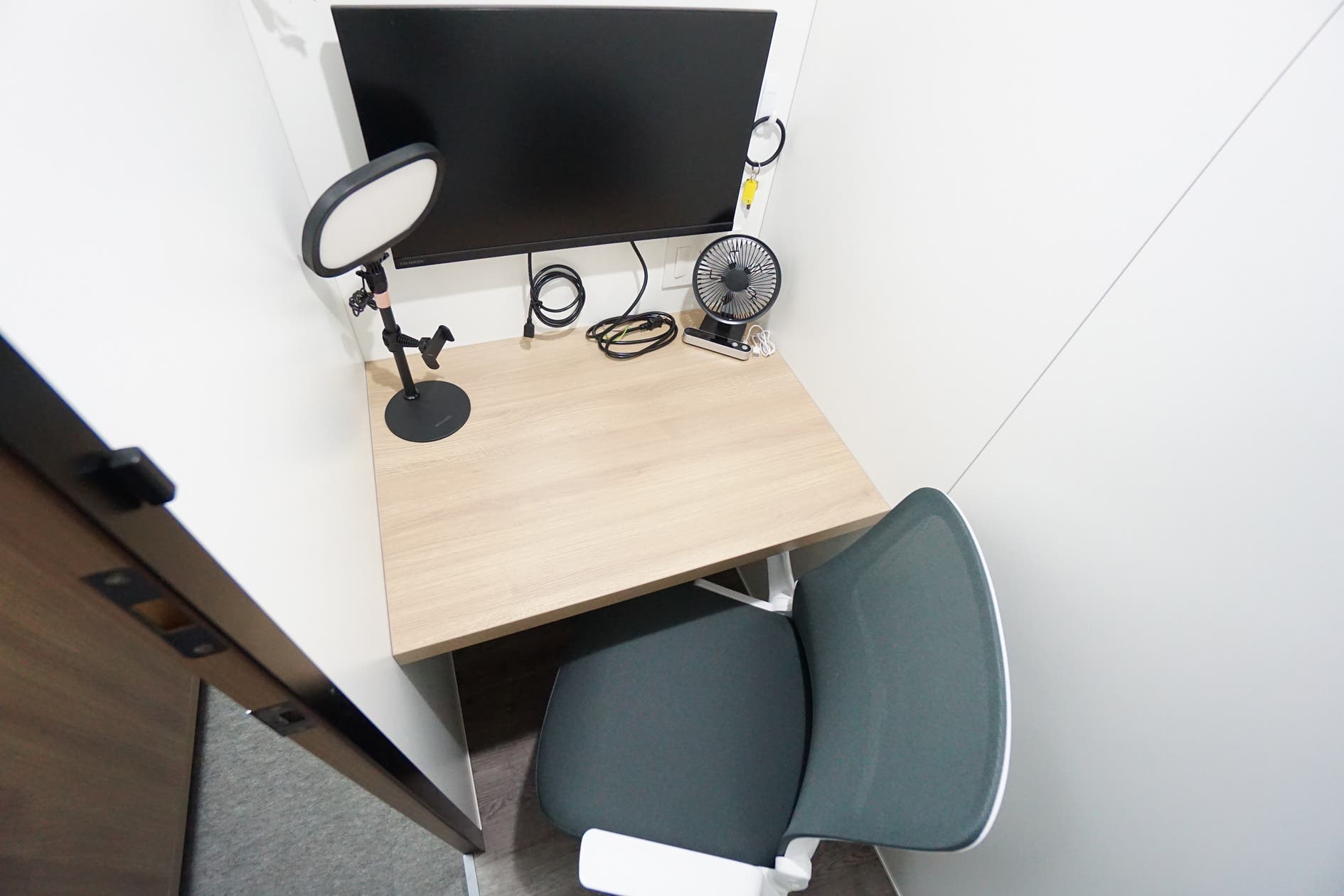 ＜ワークブース烏丸駅前No.5＞烏丸駅徒歩4分✨完全個室📶モニター🖥️電源🔌テレワーク/面接/自習/作業の写真2