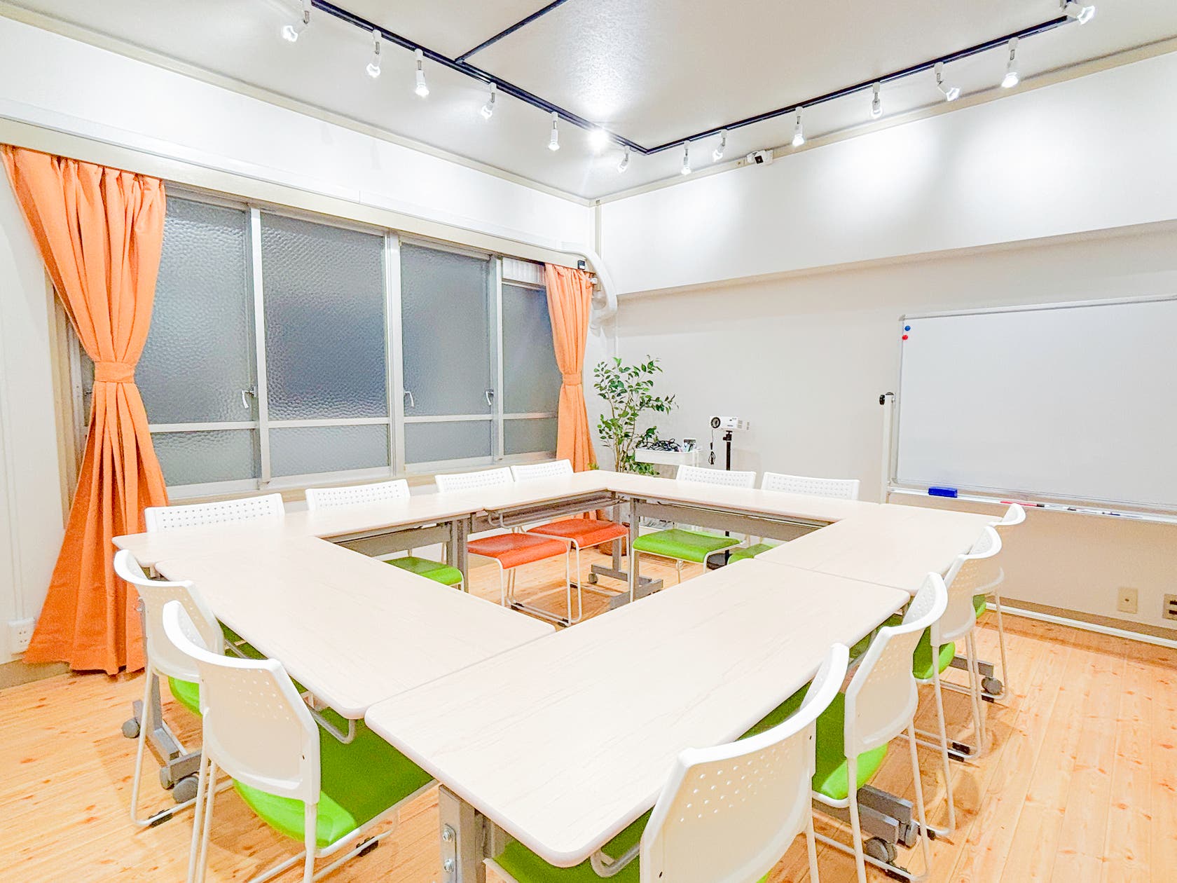 新大阪6分☘️12名＋3名利用可🆗天井高2.6ｍの開放感✨全設備無料｜光回線｜ホワイトボード｜の写真11