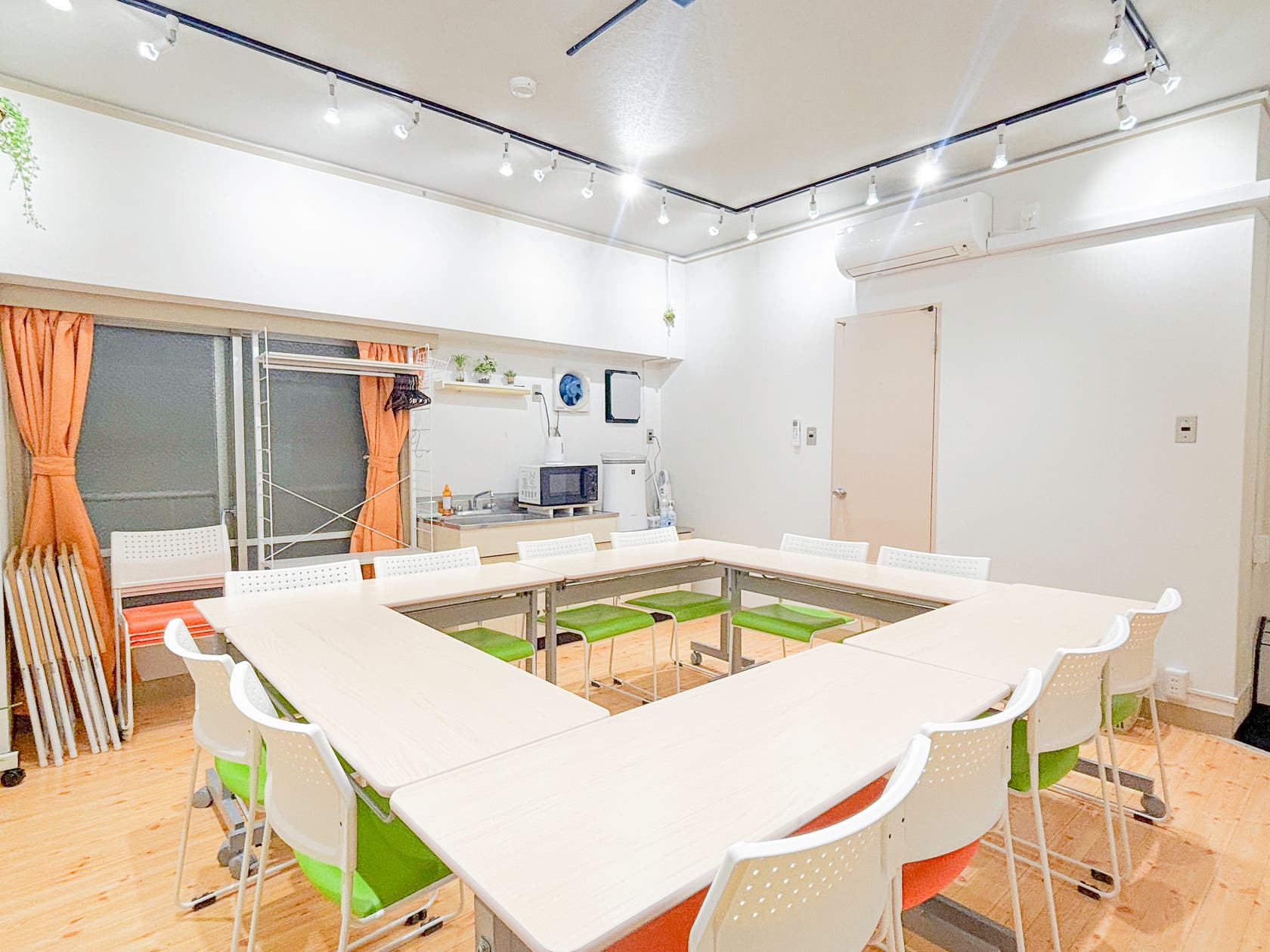 新大阪6分☘️12名＋3名利用可🆗天井高2.6ｍの開放感✨全設備無料｜光回線｜ホワイトボード｜の写真8