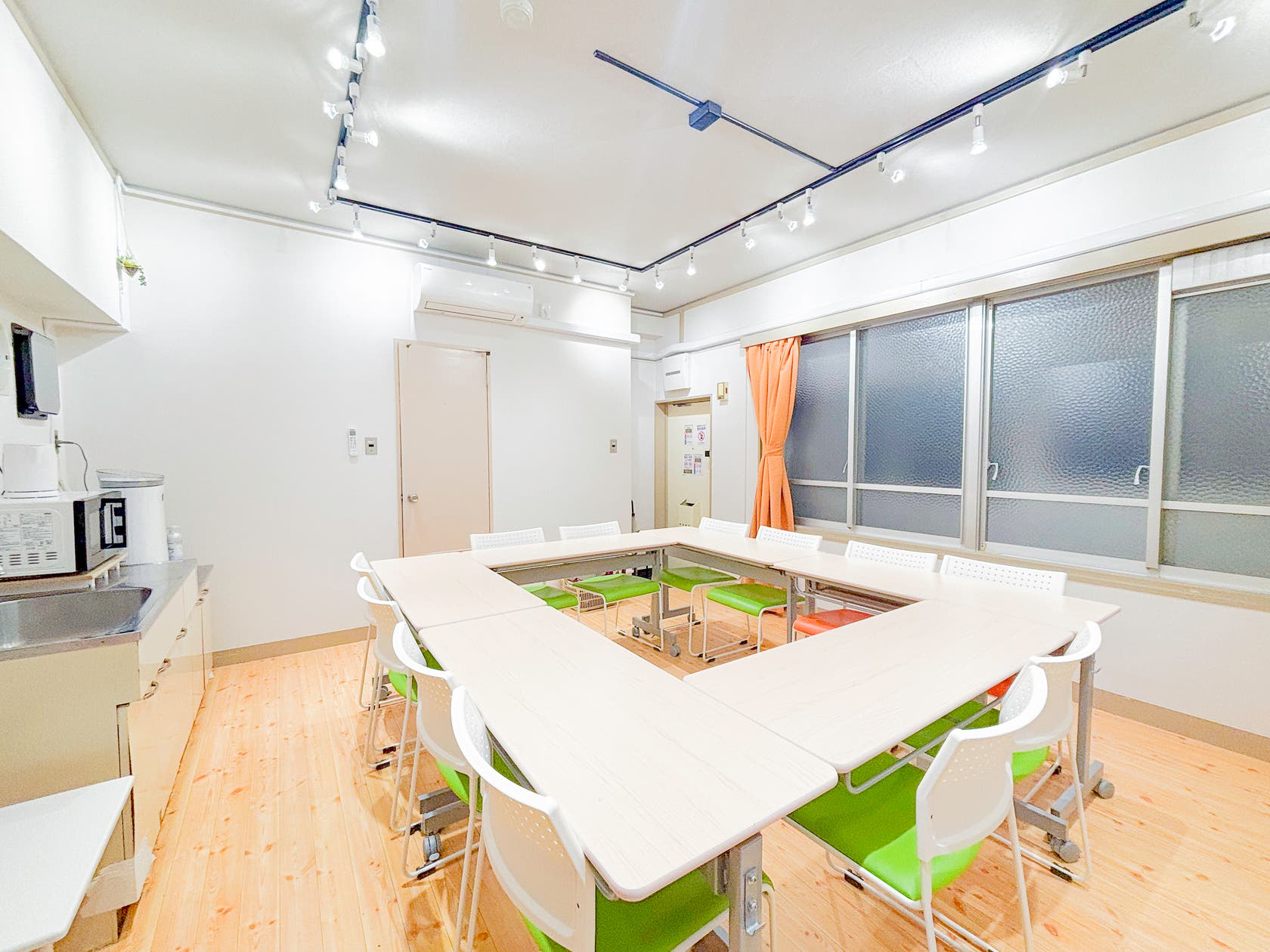 新大阪6分☘️12名＋3名利用可🆗天井高2.6ｍの開放感✨全設備無料｜光回線｜ホワイトボード｜の写真9