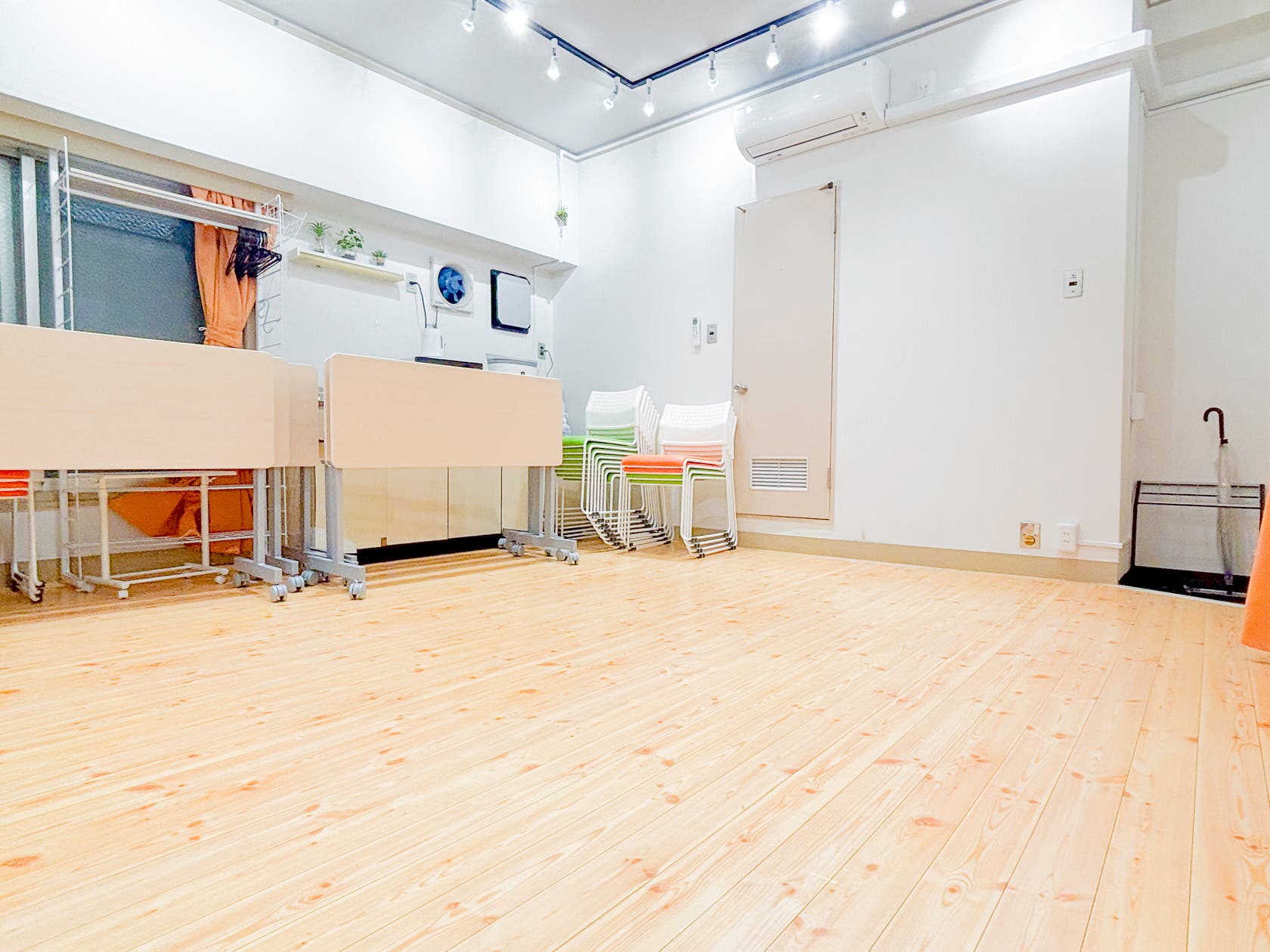 新大阪6分☘️12名＋3名利用可🆗天井高2.6ｍの開放感✨全設備無料｜光回線｜ホワイトボード｜の写真6