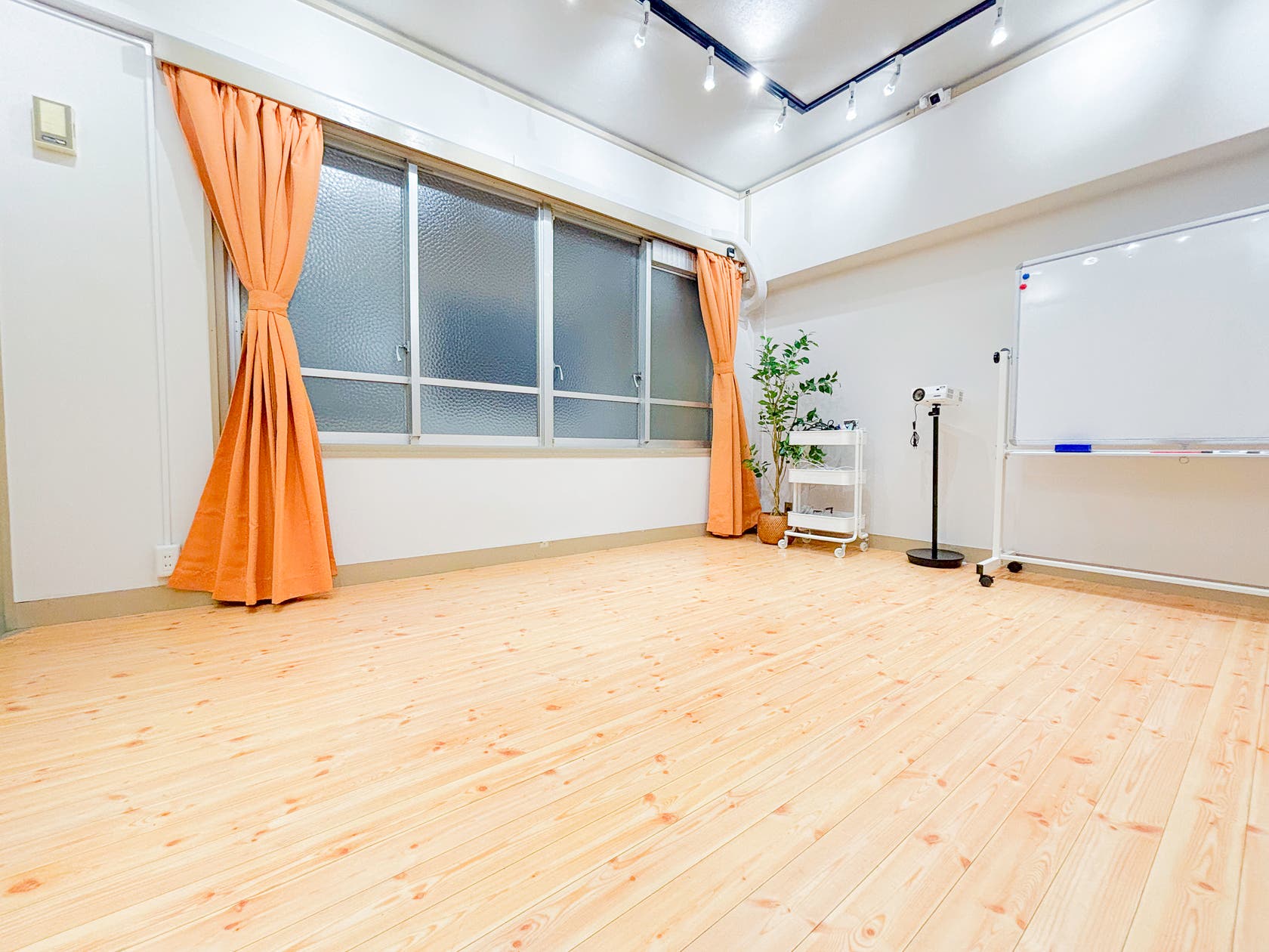 新大阪6分☘️12名＋3名利用可🆗天井高2.6ｍの開放感✨全設備無料｜光回線｜ホワイトボード｜の写真7