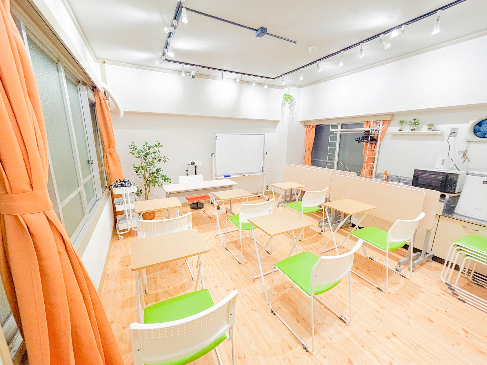 新大阪6分☘️12名＋3名利用可🆗天井高2.6ｍの開放感✨全設備無料｜光回線｜ホワイトボード｜の写真15