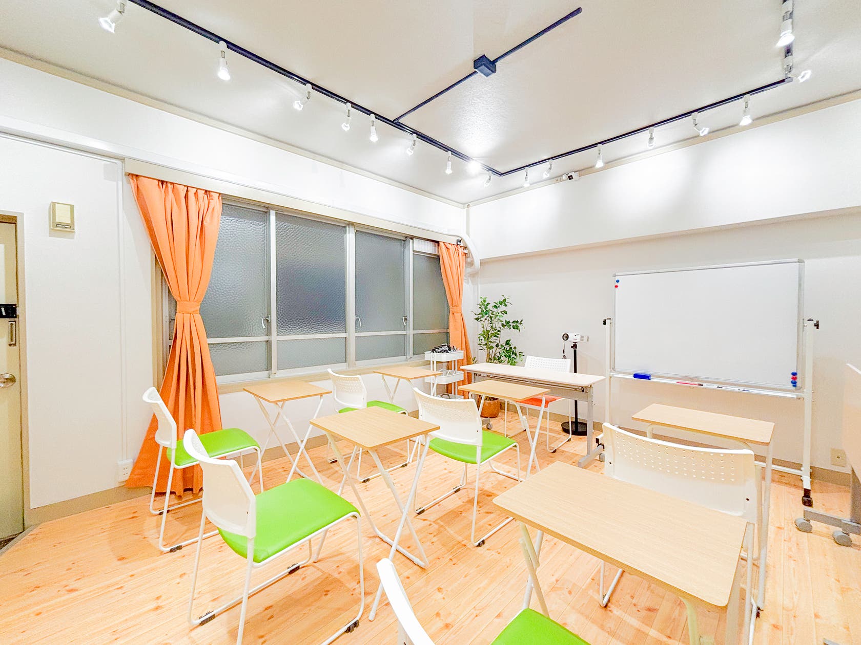 新大阪6分☘️12名＋3名利用可🆗天井高2.6ｍの開放感✨全設備無料｜光回線｜ホワイトボード｜の写真14