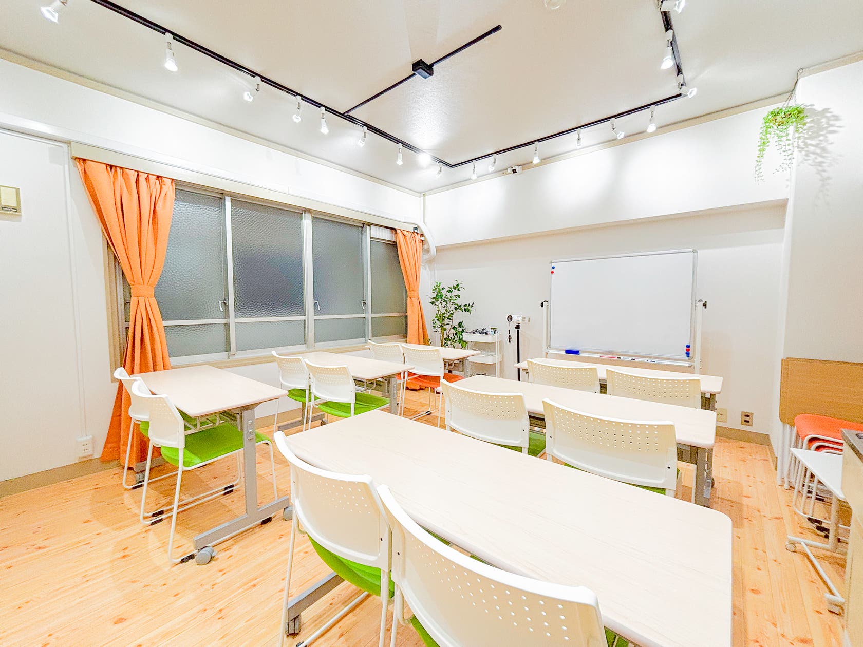 新大阪6分☘️12名＋3名利用可🆗天井高2.6ｍの開放感✨全設備無料｜光回線｜ホワイトボード｜の写真13