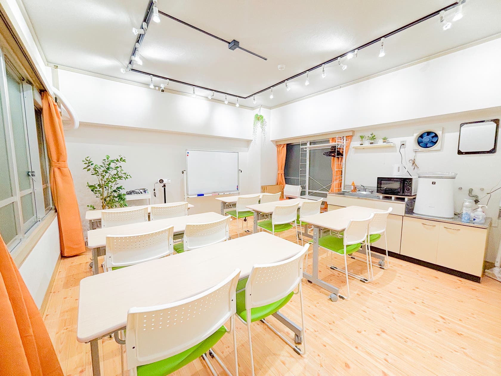 新大阪6分☘️12名＋3名利用可🆗天井高2.6ｍの開放感✨全設備無料｜光回線｜ホワイトボード｜の写真5