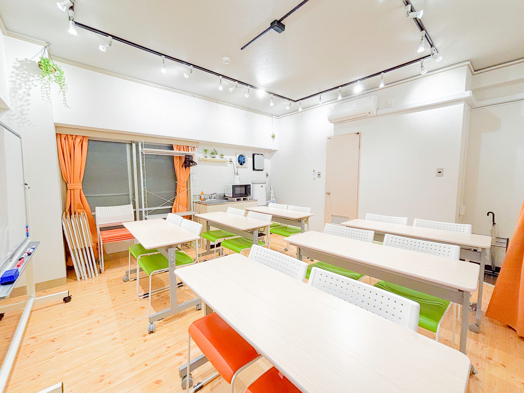 新大阪6分☘️12名＋3名利用可🆗天井高2.6ｍの開放感✨全設備無料｜光回線｜ホワイトボード｜の写真4