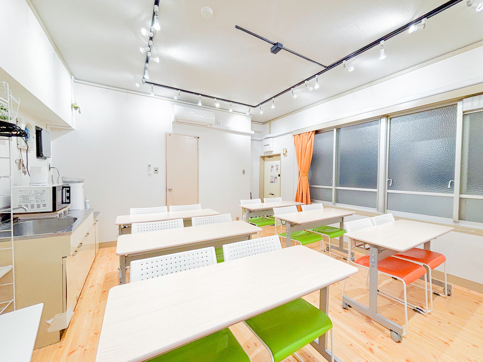 新大阪6分☘️12名＋3名利用可🆗天井高2.6ｍの開放感✨全設備無料｜光回線｜ホワイトボード｜の写真12