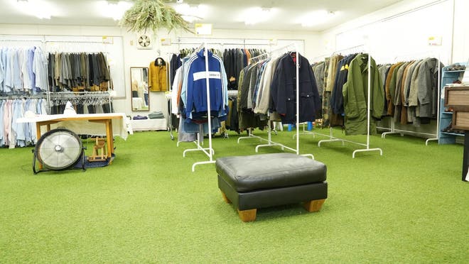 浜松駅から車で10分弱/遠鉄ストア佐鳴台・真正面のビル2階。75㎡広々室内に人工芝が敷き詰められたイベント会場/浜松市の写真2