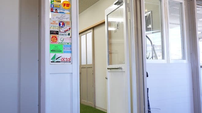 浜松駅から車で10分弱/遠鉄ストア佐鳴台・真正面のビル2階。75㎡広々室内に人工芝が敷き詰められたイベント会場/浜松市の写真10