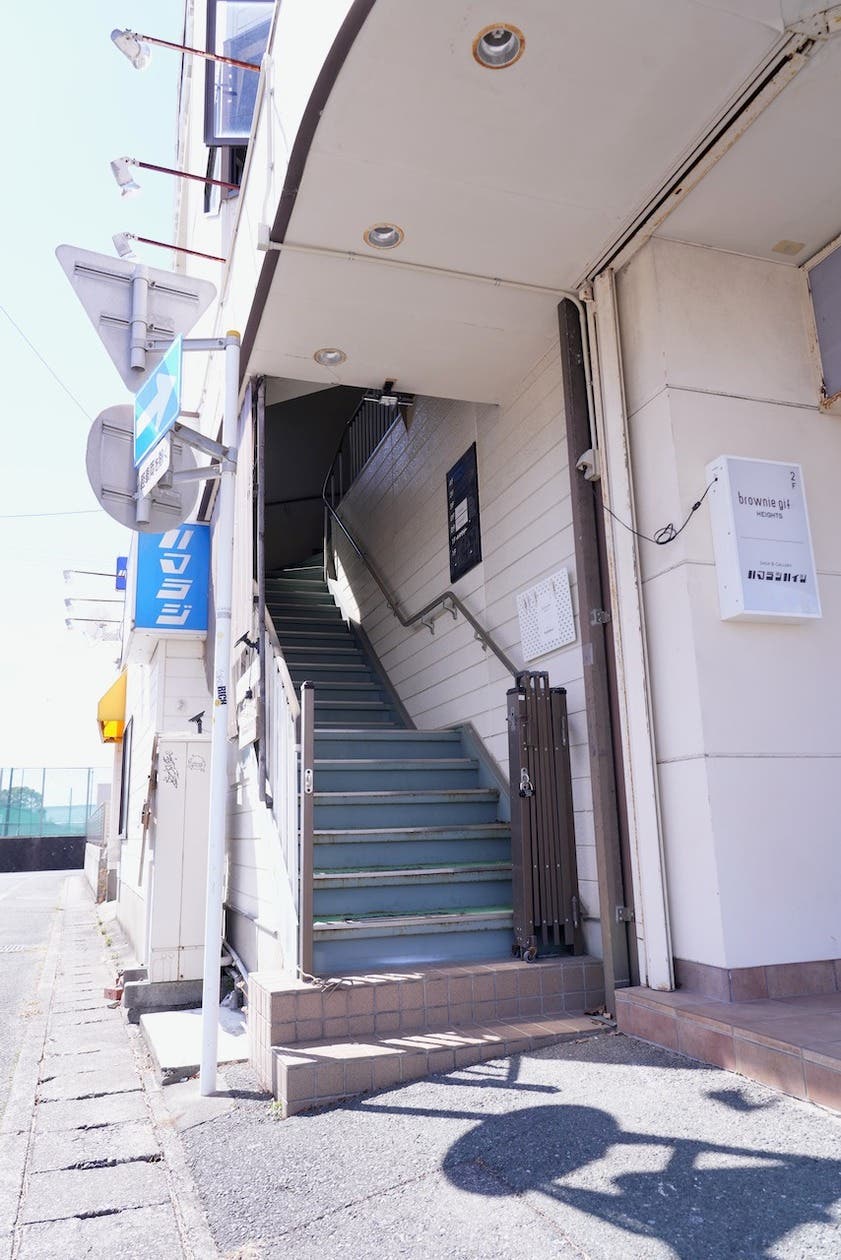 浜松駅から車で10分弱/遠鉄ストア佐鳴台・真正面のビル２階。75㎡広々室内に人工芝が敷き詰められたイベント会場/浜松市の写真13