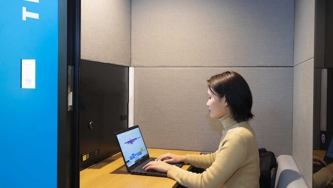 【テレキューブ】さいたまスーパーアリーナの個室型ワークブース(268-01)です。視線と音を遮る、プライベートな集中環境。の写真5