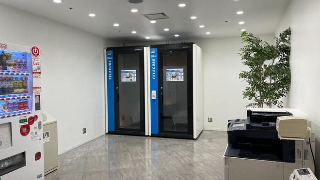 【テレキューブ】さいたまスーパーアリーナの個室型ワークブース(268-03)です。視線と音を遮る、プライベートな集中環境。の写真1