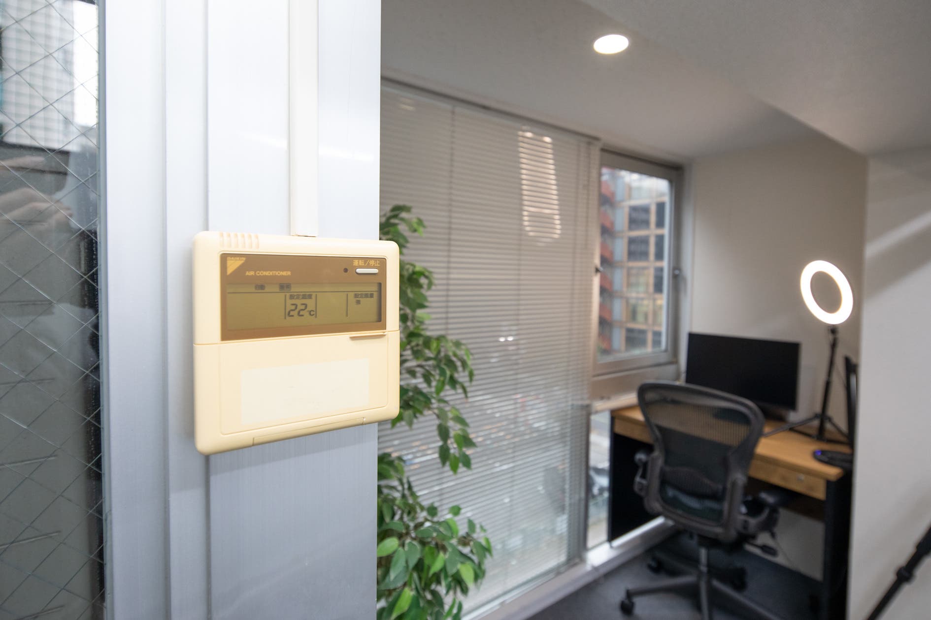 【リモートベース丸の内】⚡️15人会議室⚡️大型モニター⚡️リモートワークに最高アーロンチェア⚡️丸の内駅2分⚡️の写真15