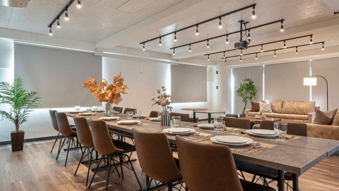 池袋駅3分🚃24H/最大30名着席🎉大型スクリーン🎬映画・大人気ゲーム機🎮おしゃれなケータリング♪の写真1