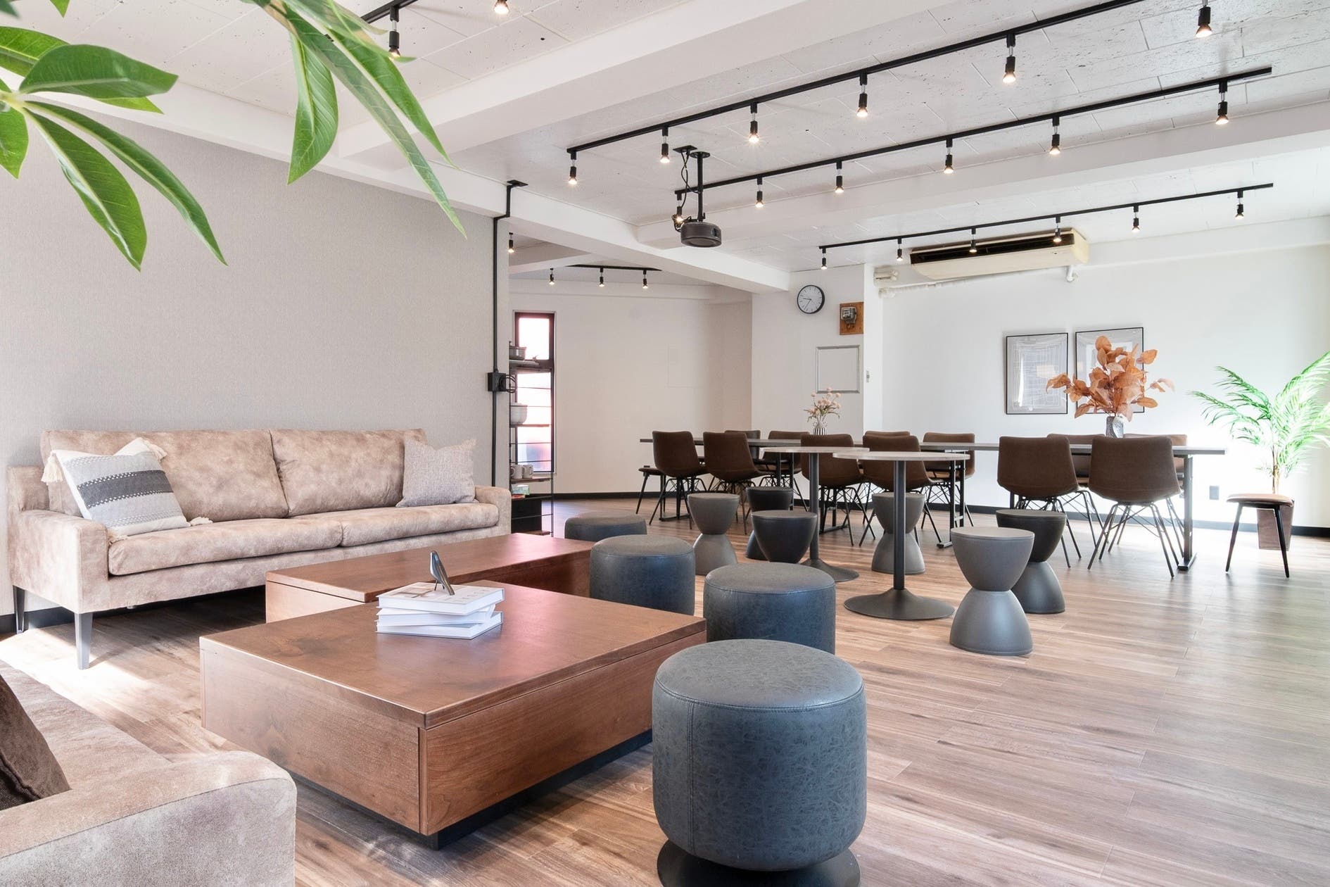 池袋駅3分🚃24H/最大30名着席🎉大型スクリーン🎬映画・大人気ゲーム機🎮おしゃれなケータリング♪の写真5