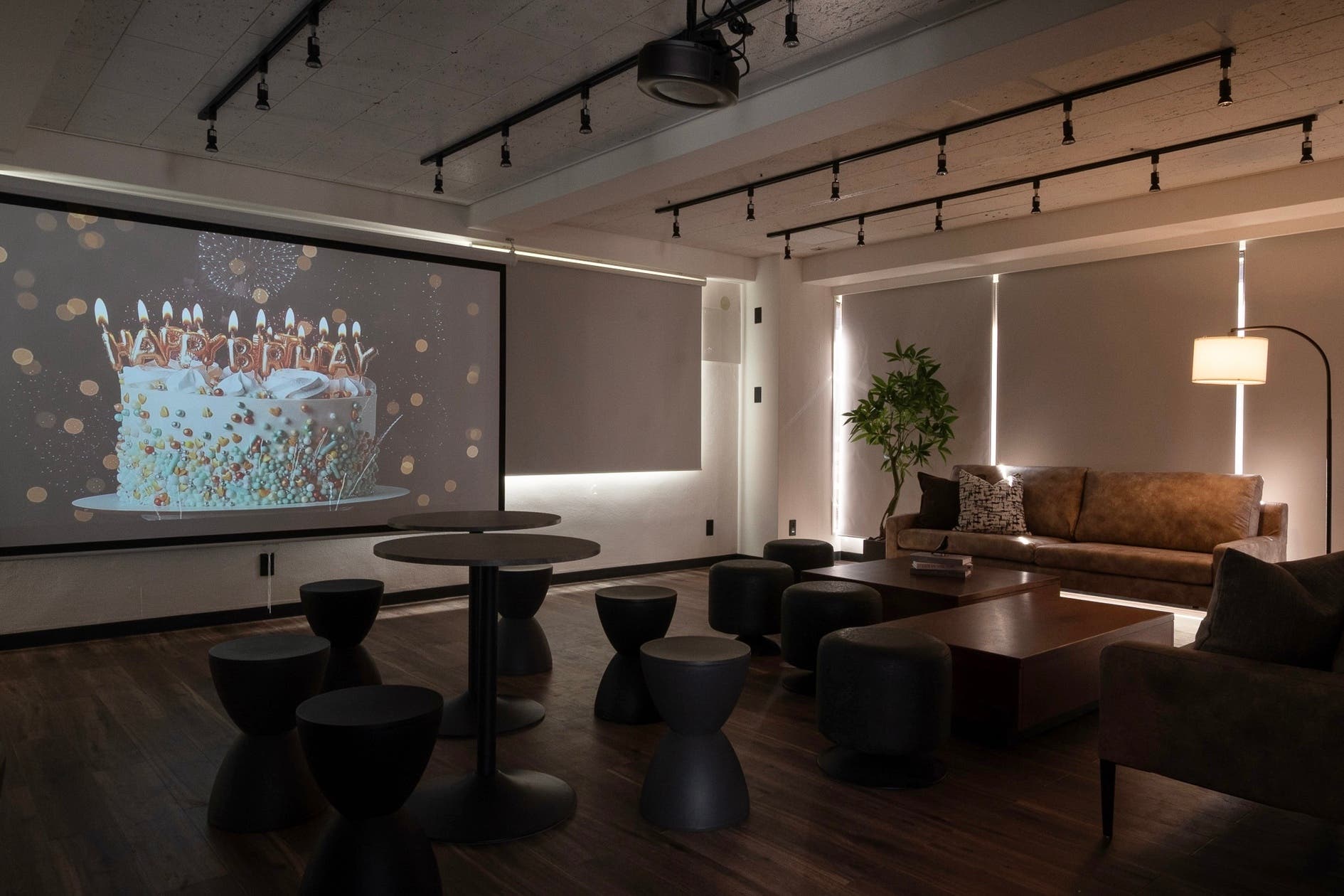 池袋駅3分🚃24H/最大30名着席🎉大型スクリーン🎬映画・大人気ゲーム機🎮おしゃれなケータリング♪の写真7