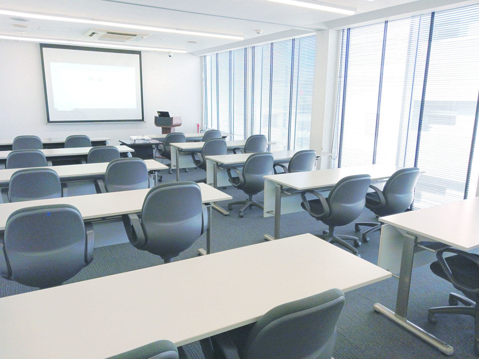 【柏駅徒歩3分】最大20名まで利用可能【会議室1・2】大きな窓からの自然光が◎、研修・講演・試験・ビジネス利用に最適！の写真5