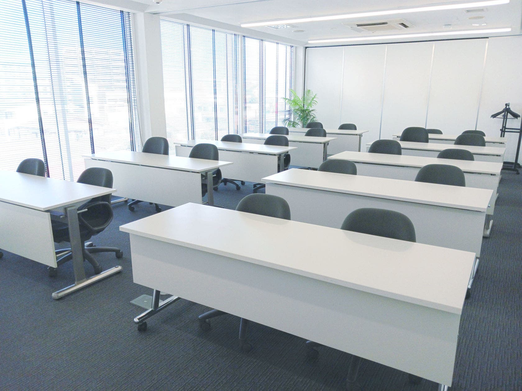 【柏駅徒歩3分】最大20名まで利用可能【会議室1・2】大きな窓からの自然光が◎、研修・講演・試験・ビジネス利用に最適！の写真6